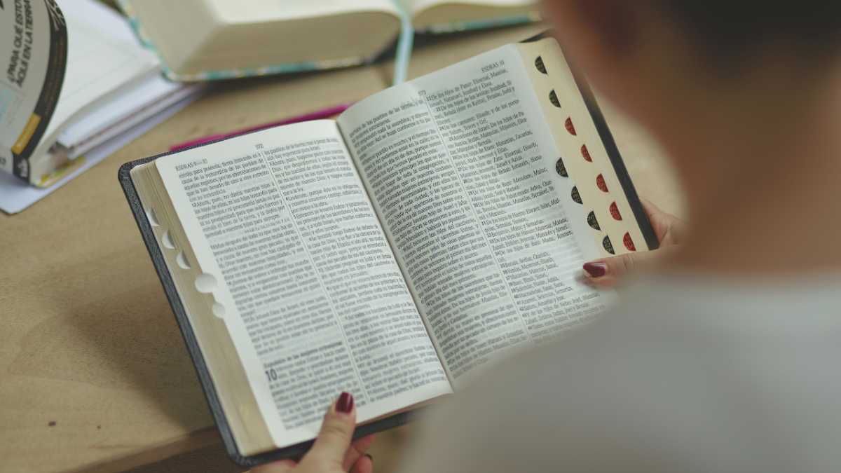 4 apps para leer la Biblia de manera digital - FOLOU